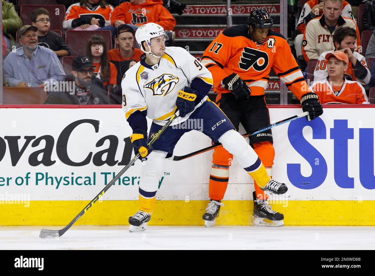Philadelphia Flyers' Wayne Simmonds, right, and Nashville Predators ...