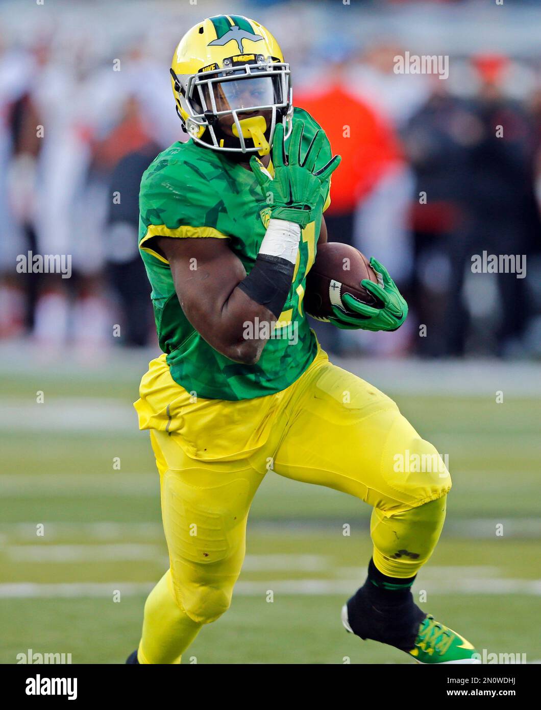 Oregon running back Royce Freeman heads to the end zone for a touchdown ...