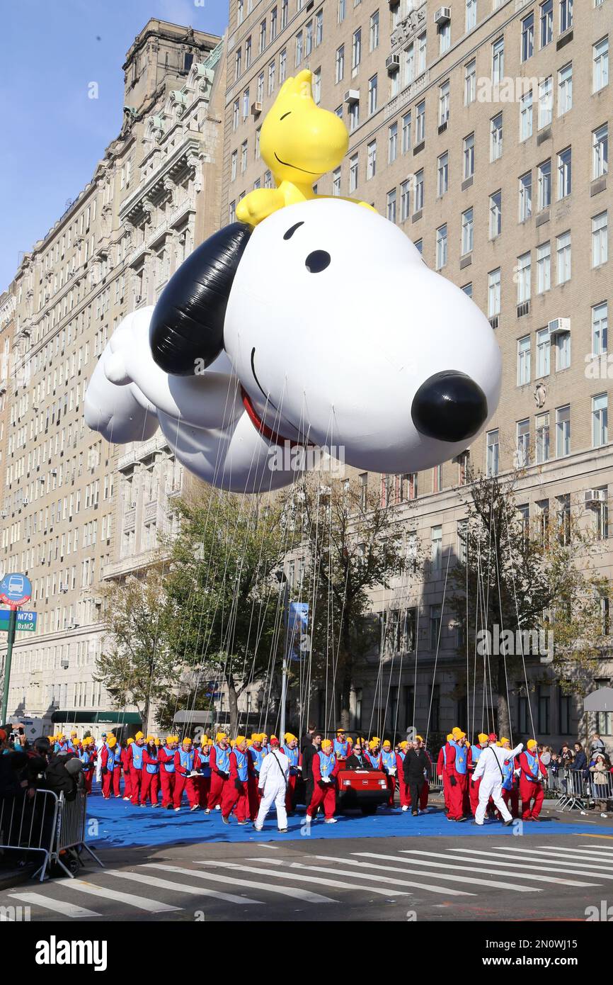 The Snoopy balloon floats in the Macy's Thanksgiving Day Parade on ...