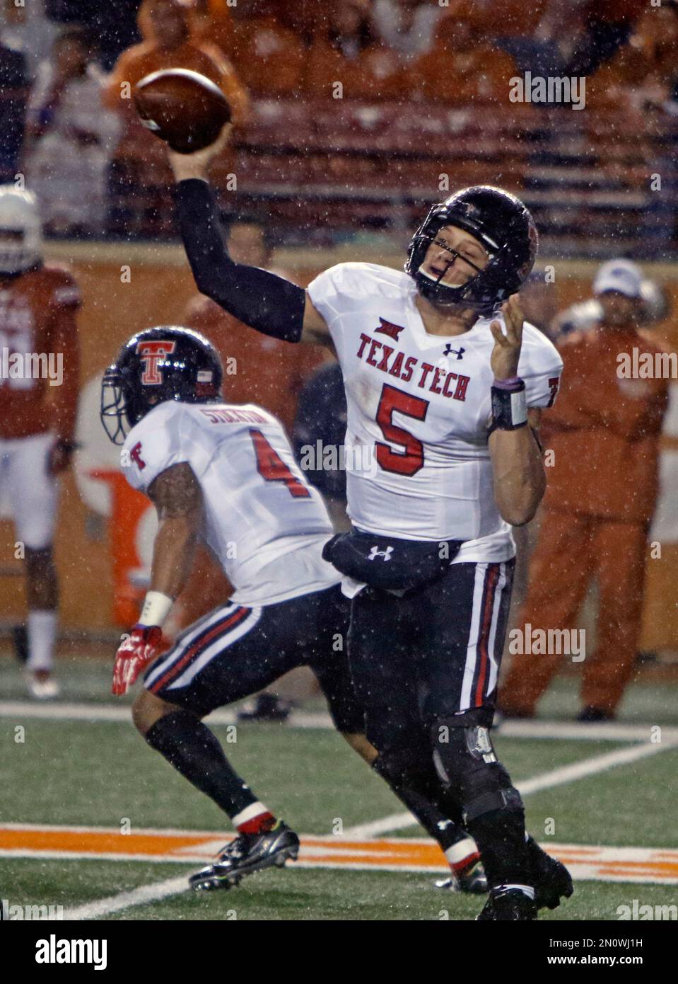 Texas Tech quarterback Patrick Mahomes II (5) throws a pass during the ...
