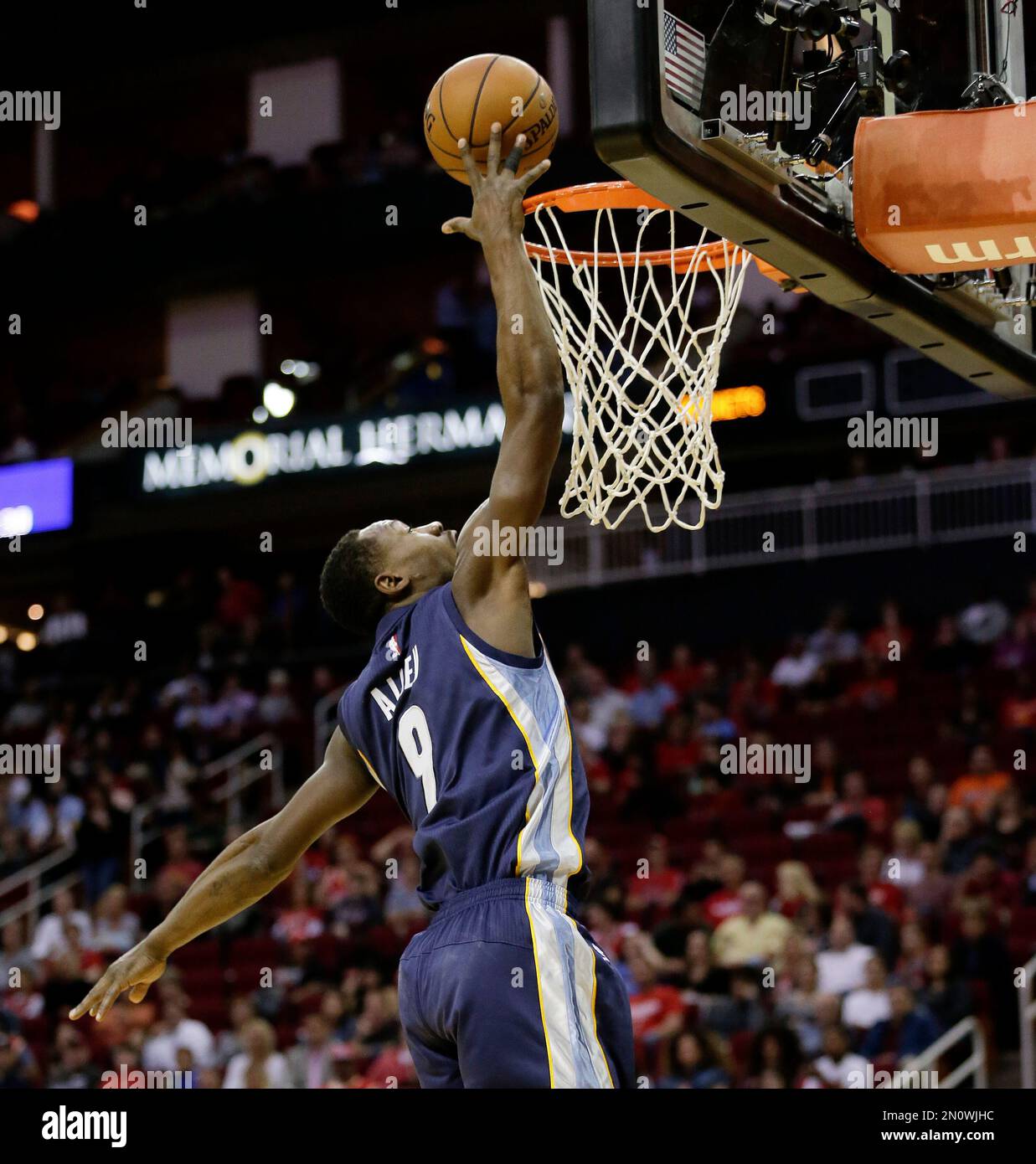 Memphis Grizzlies forward Tony Allen (9) with a layup in the second ...