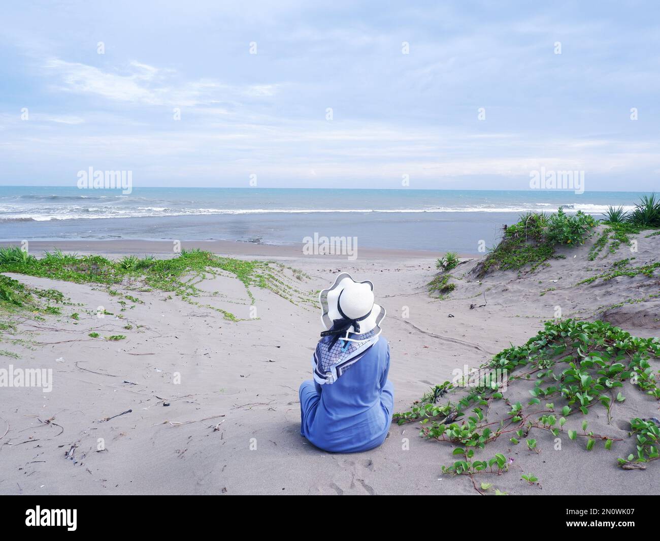 Staring at the ocean hi-res stock photography and images - Alamy