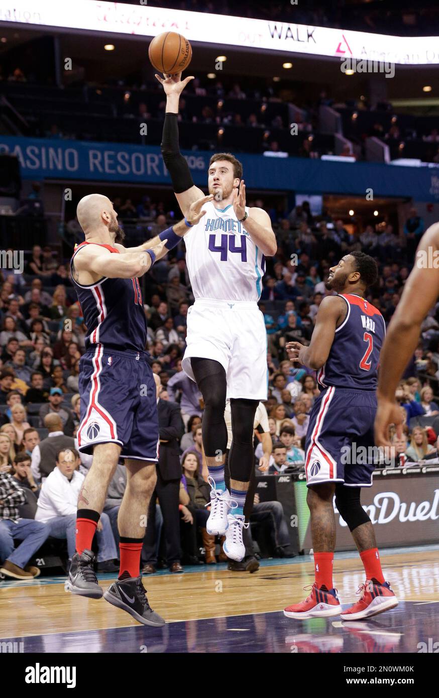 Charlotte Hornets' Frank Kaminsky III (44) shoots between Washington ...
