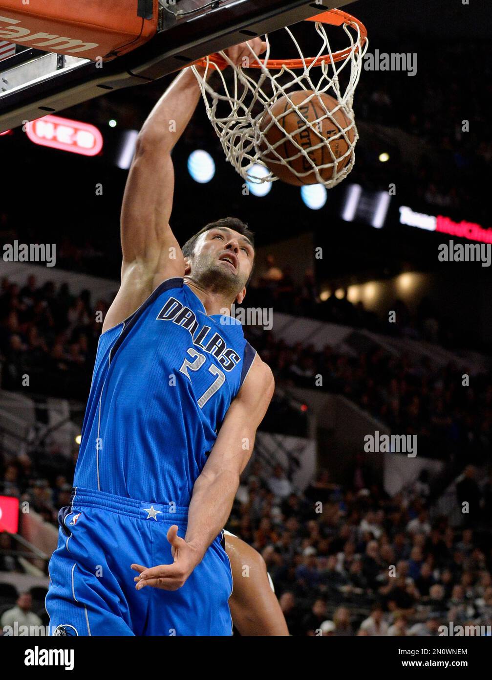 Dallas Mavericks center Zaza Pachulia dunks during the first half of an ...