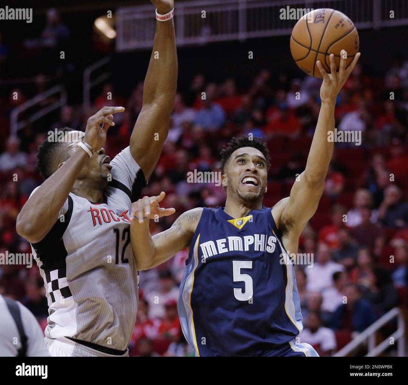 Memphis Grizzlies guard Courtney Lee (5) drives past Houston Rockets ...