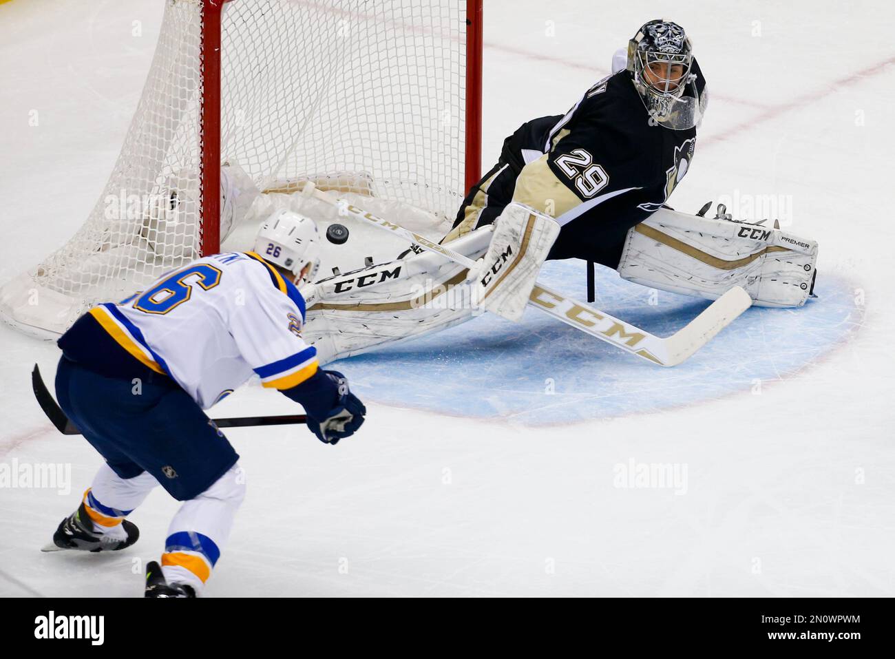 St. Louis Blues' Paul Stastny (26) gets the puck behind Pittsburgh ...