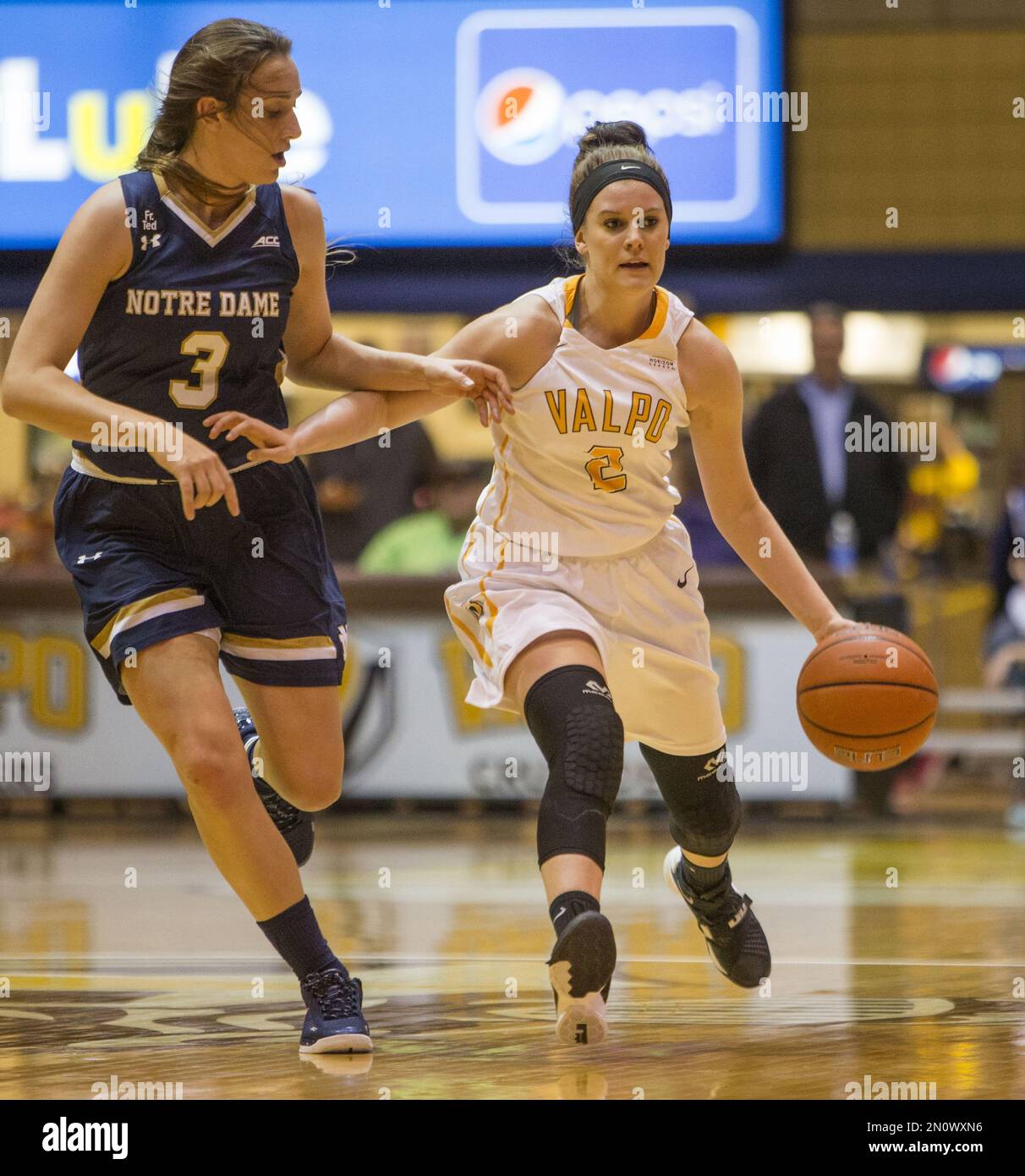 Valparaiso’s Meredith Hamlet (2) drives downcourt next to Notre Dame’s ...