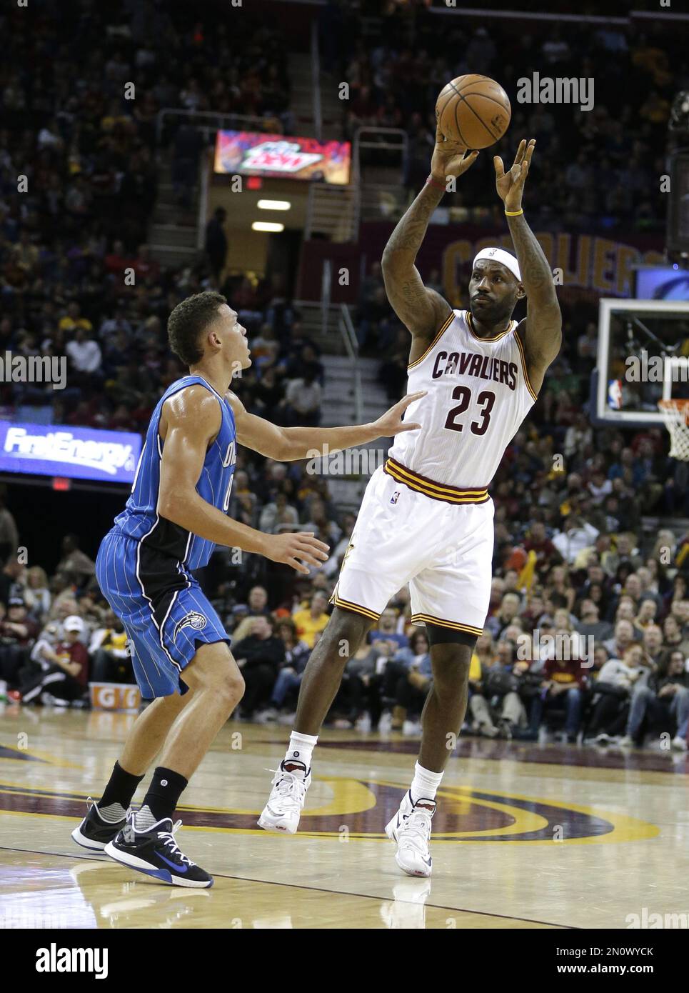 Cleveland Cavaliers' LeBron James (23) looks to pass in the first half ...