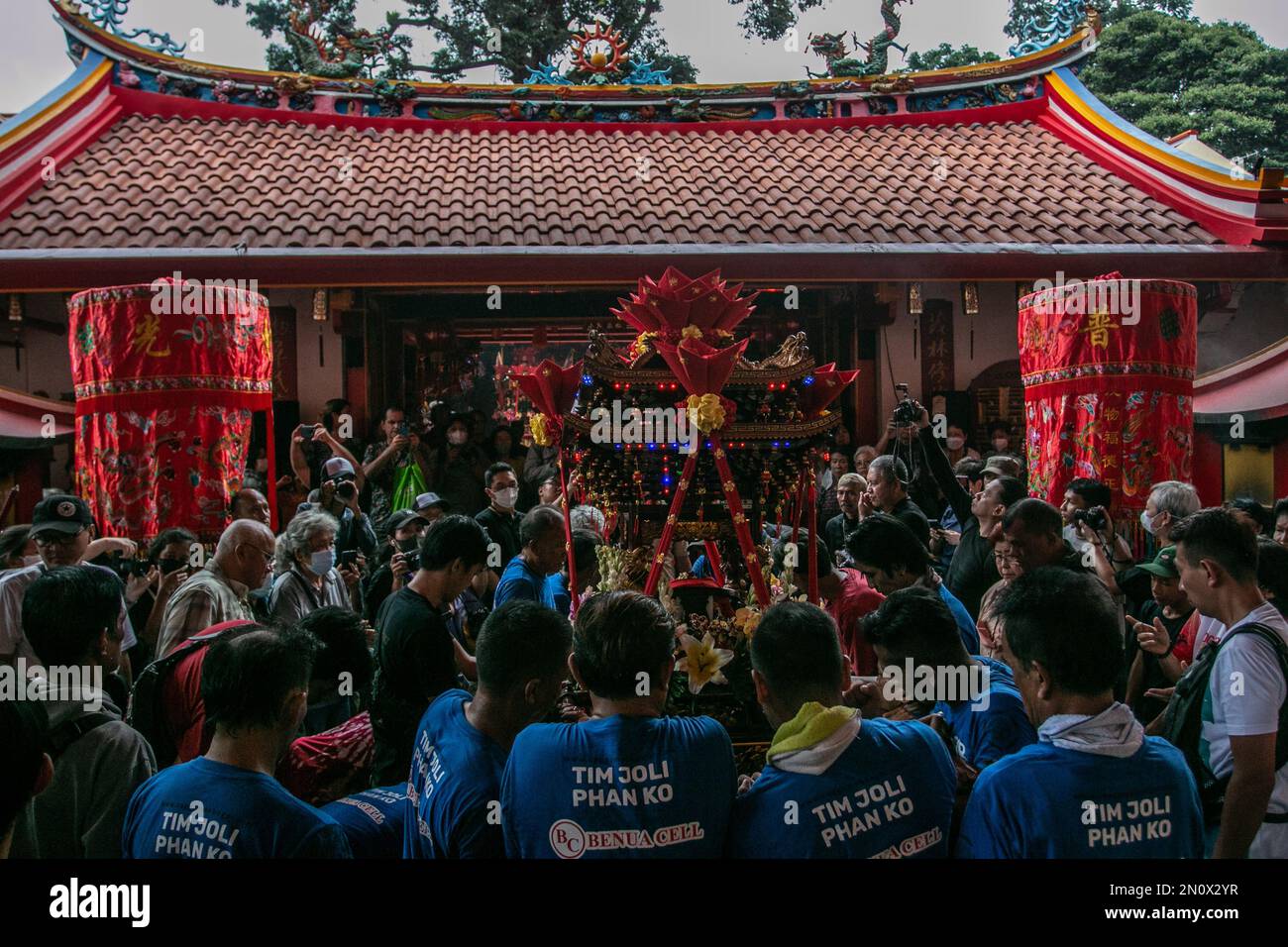 Indonesian Chinese bring Joli (sacred litter with God's statue) from ...