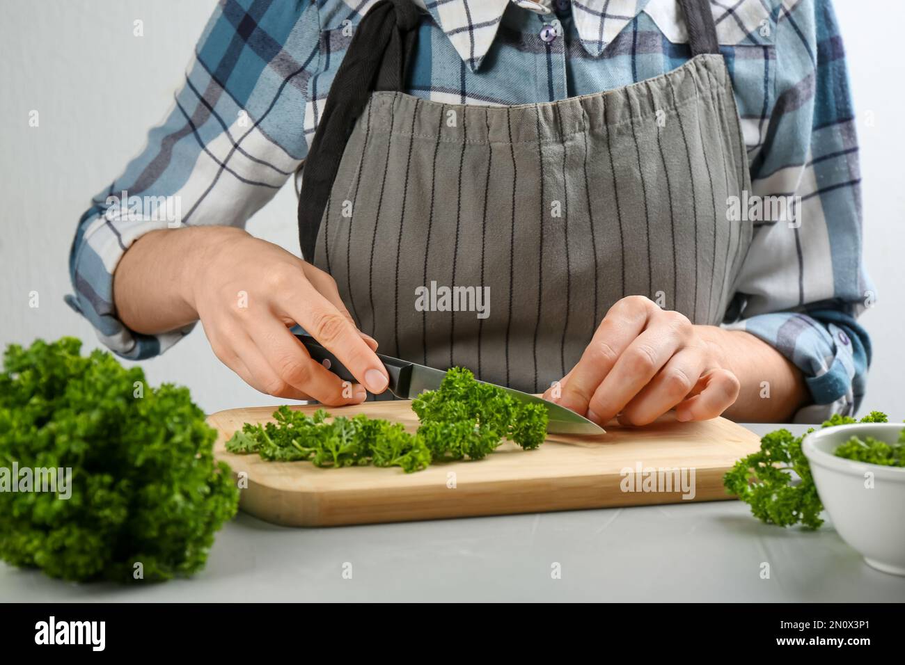 Person cutting parsley leaves hi-res stock photography and images - Alamy