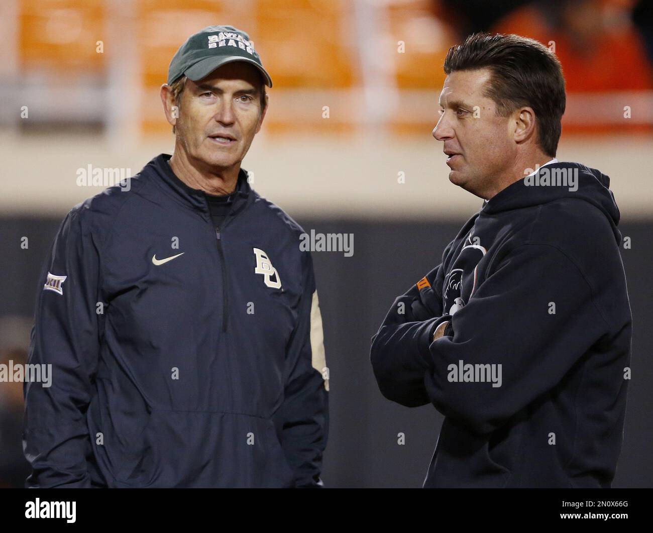 Baylor coach Art Briles, left, talks with Oklahoma State coach Mike ...