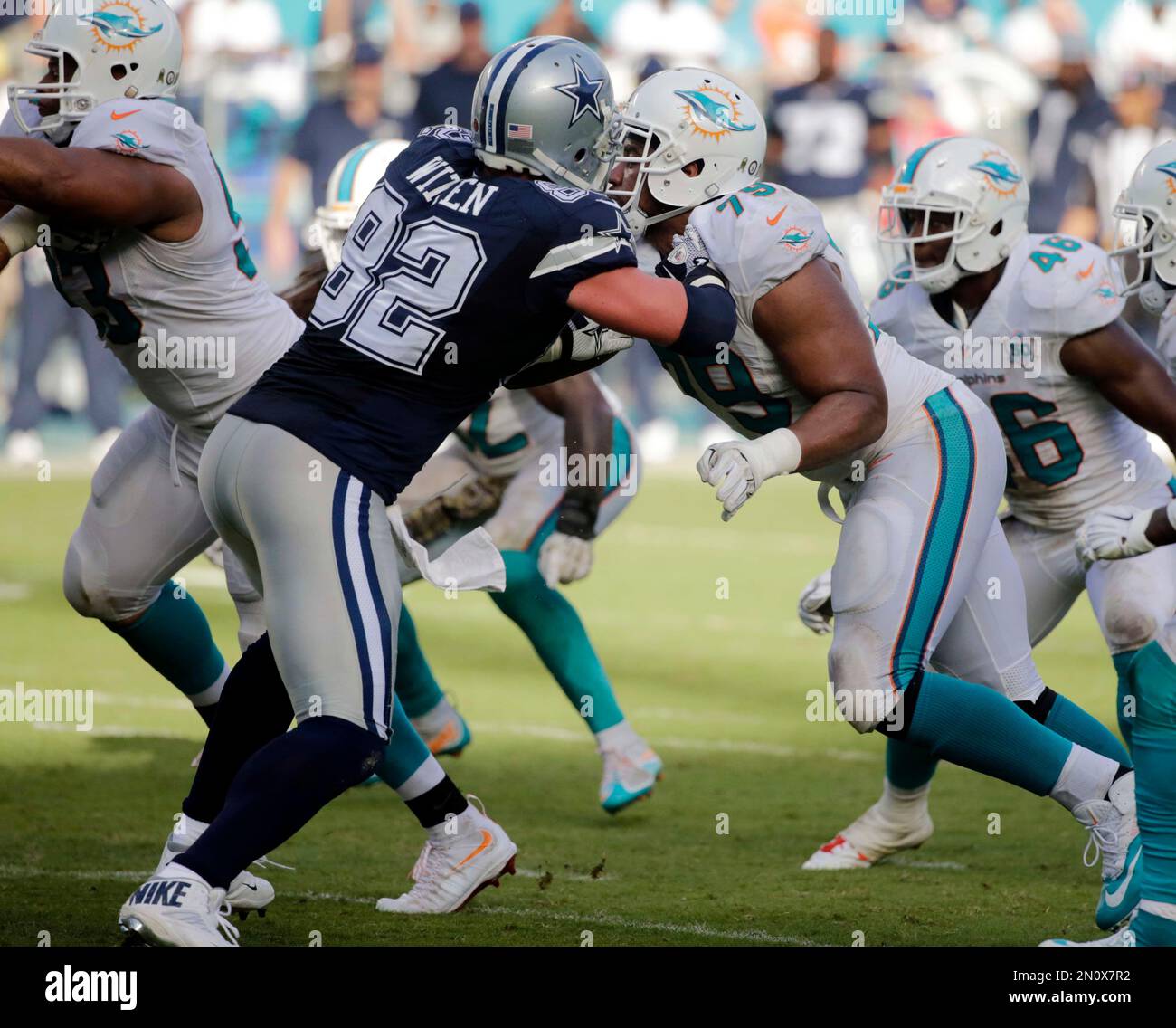 Miami Dolphins defensive end Derrick Shelby (79) and Dallas Cowboys ...