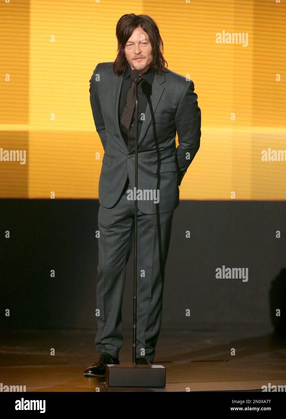 Norman Reedus presents the award for favorite female artist - country ...