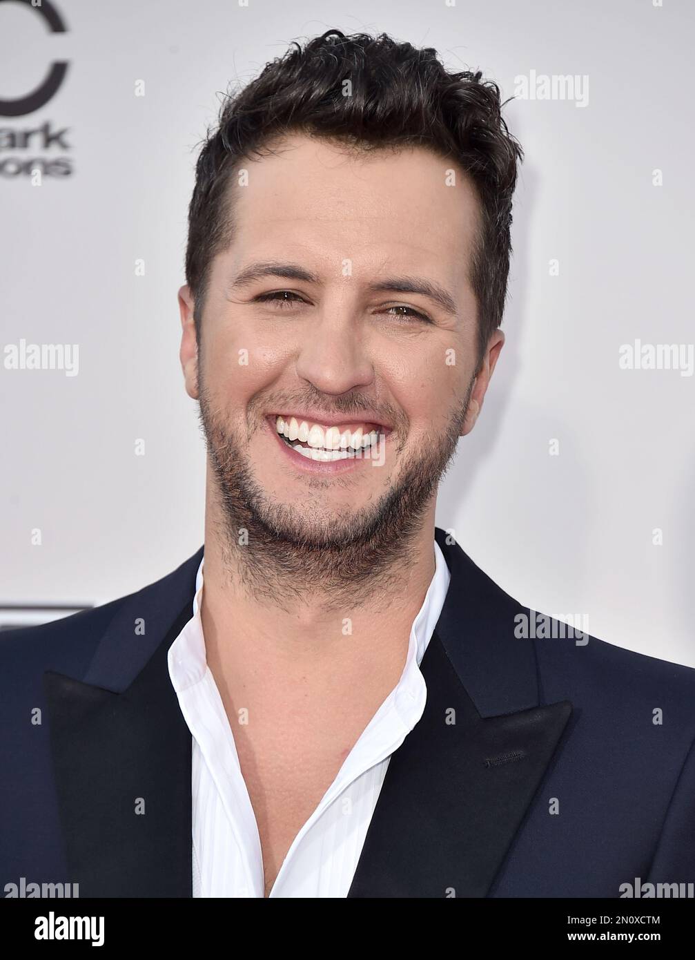 Luke Bryan arrives at the American Music Awards at the Microsoft ...