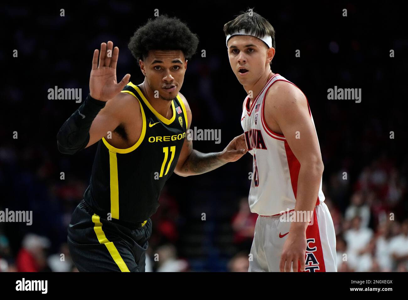 Oregon guard Rivaldo Soares (11) and Arizona guard Kerr Kriisa (25 ...