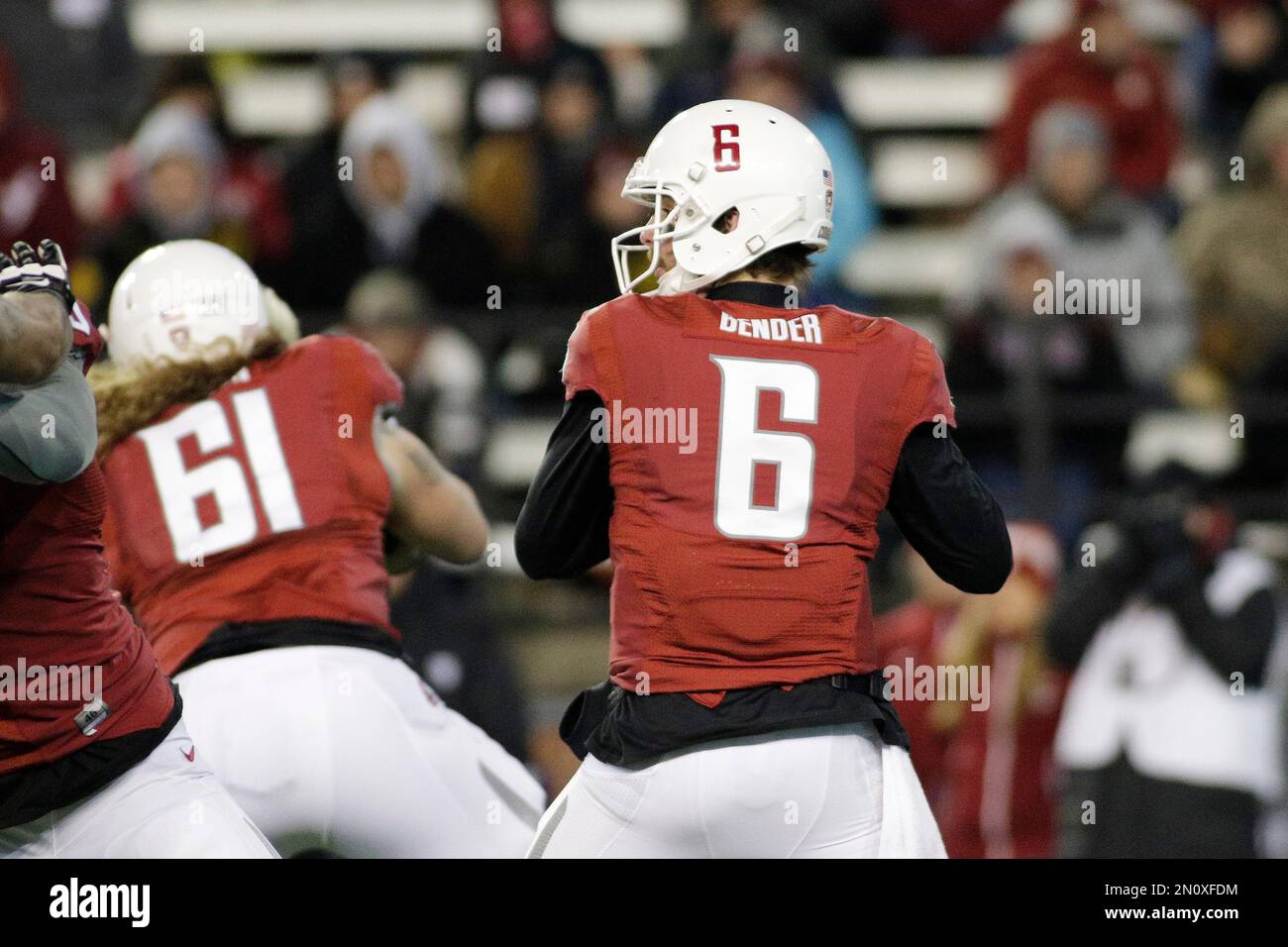 Washington State quarterback Peyton Bender (6) looks for a receiver ...