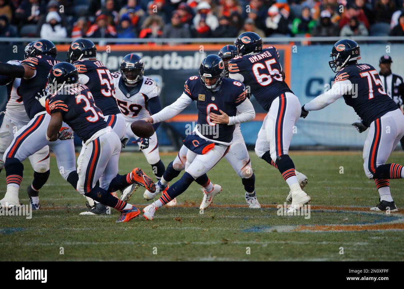 Chicago Bears quarterback Jay Cutler (6) fakes a handoff during the ...
