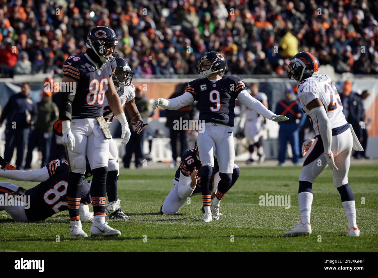 Chicago Bears kicker Robbie Gould (9) kicks a field goal during the ...