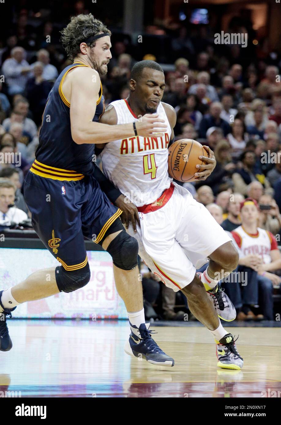 Atlanta Hawks' Paul Millsap (4) drives past Cleveland Cavaliers' Kevin ...
