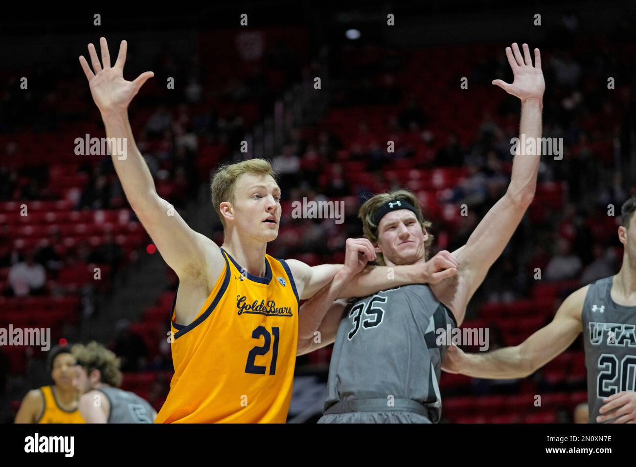 California forward Lars Thiemann (21) and Utah center Branden Carlson ...