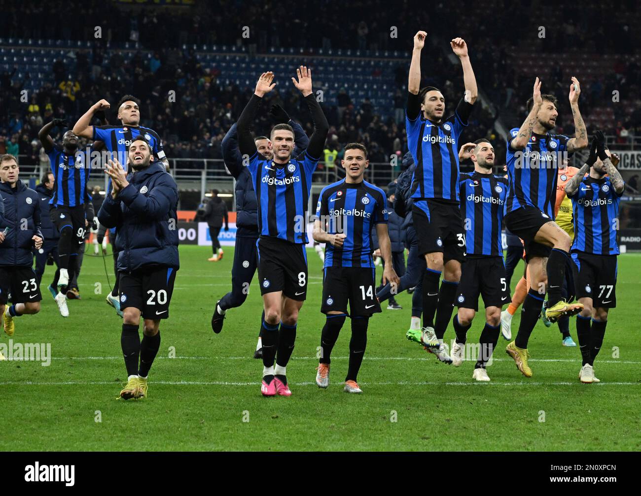 (230206) -- MILAN, Feb. 6, 2023 (Xinhua) -- Players of Inter Milan ...