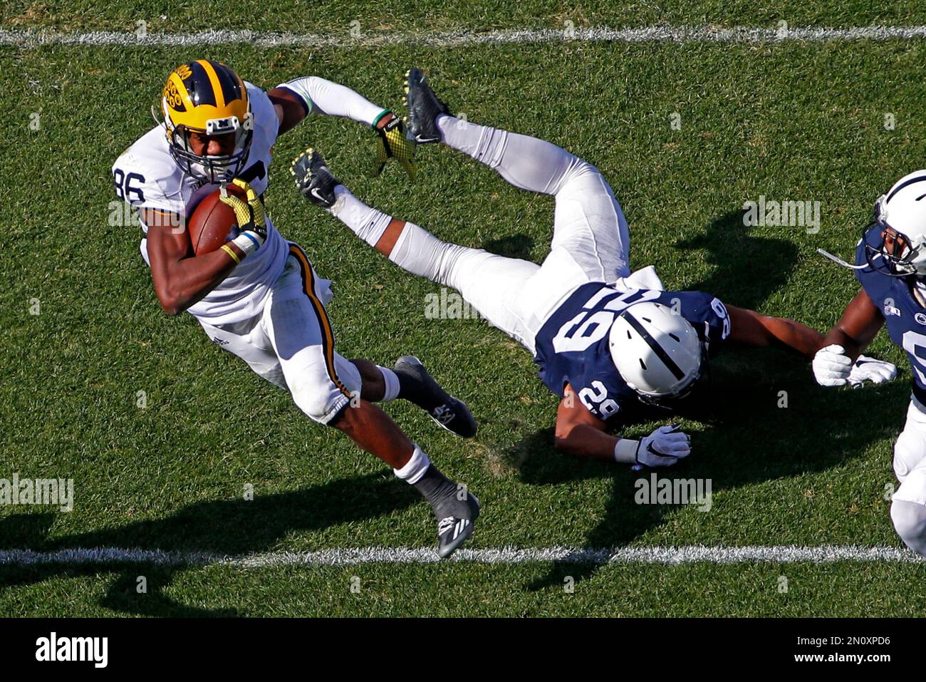 Michigan wide receiver Jehu Chesson (86) eludes the tackle of Penn ...