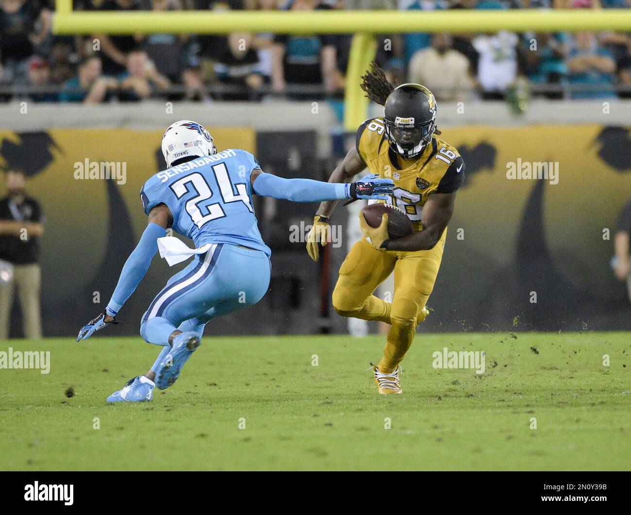 Jacksonville Jaguars running back Denard Robinson (16) tires to get ...