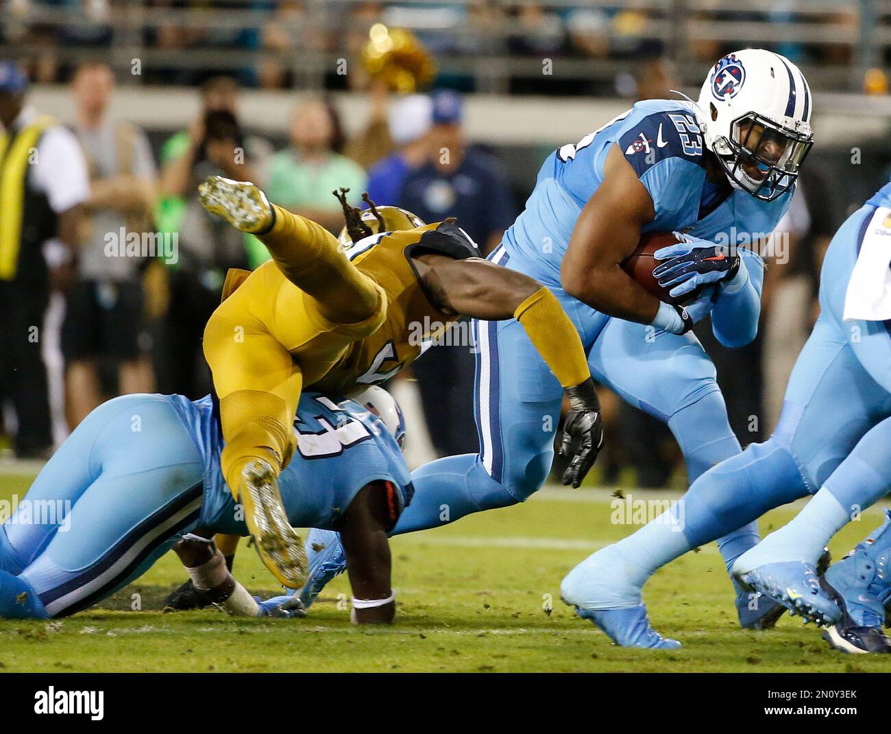 Tennessee Titans running back David Cobb (23) eludes Jacksonville ...