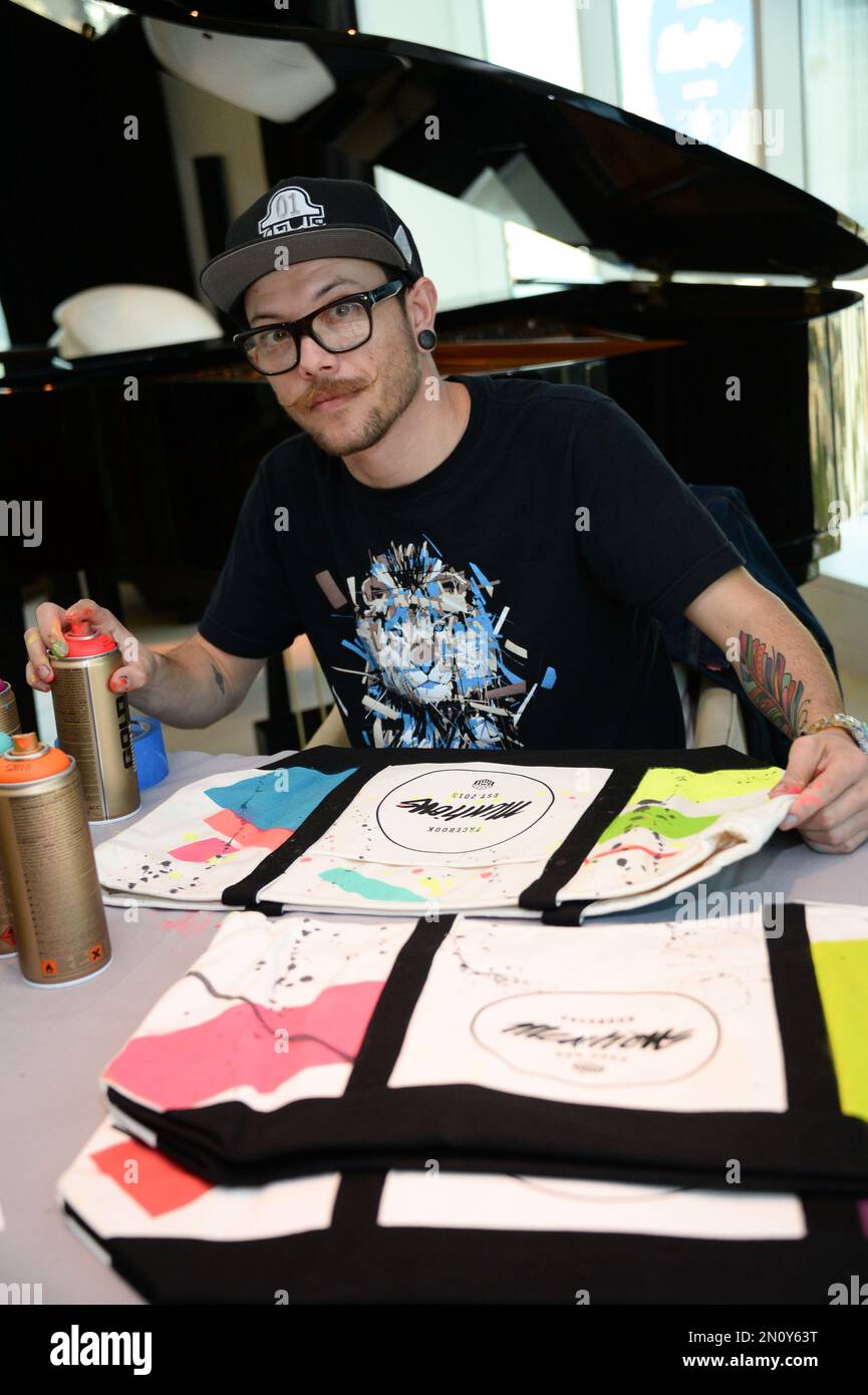 Mural artist, Arlin Graff, paints custom tote bags at the Facebook ...