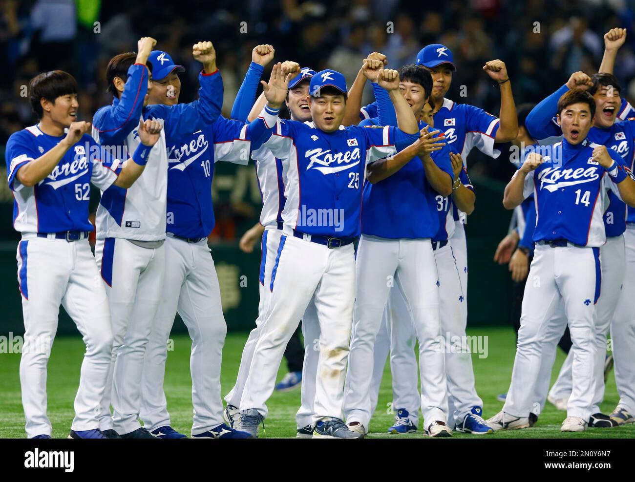 Team South Korea celebrates after beating Japan 4-3 in their semifinal ...