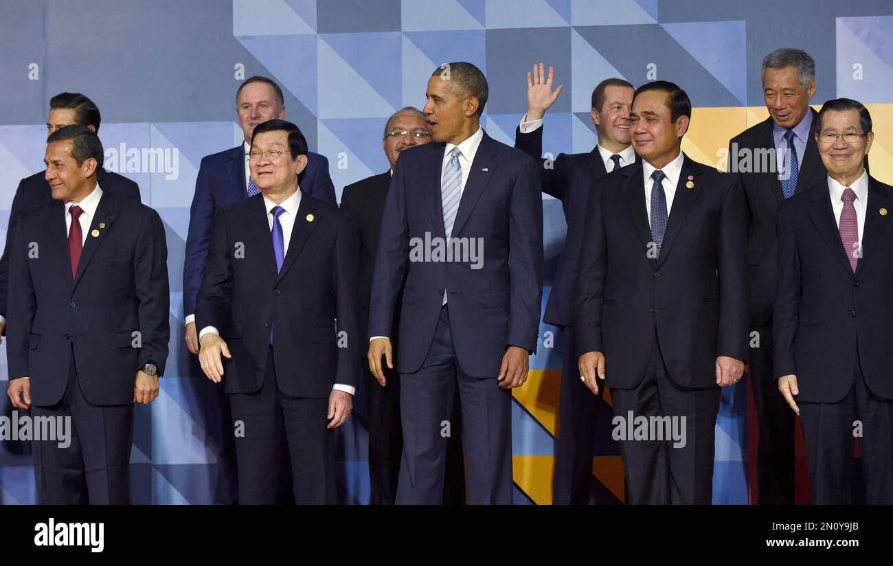 President Barack Obama, center, poses for a family photo with other ...