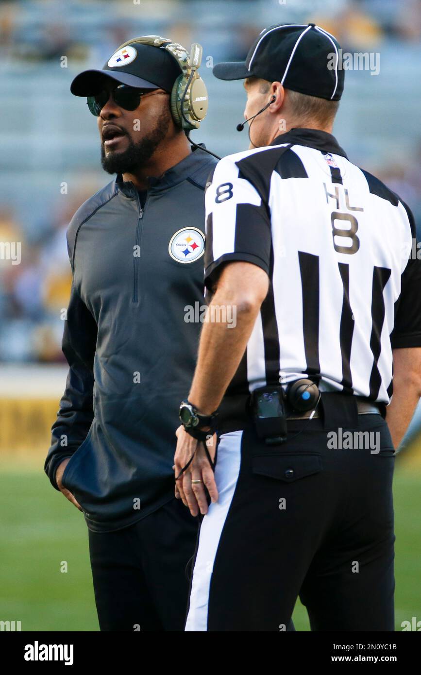 Pittsburgh Steelers head coach Mike Tomlin, right, talks with official Dana McKenzie (8) on the ...