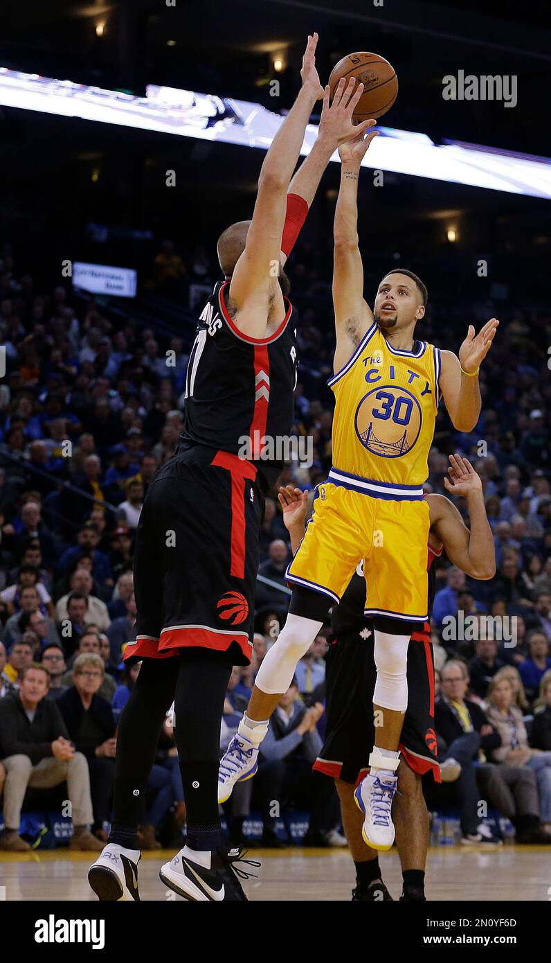 Golden State Warriors' Stephen Curry, right, shoots against Toronto ...