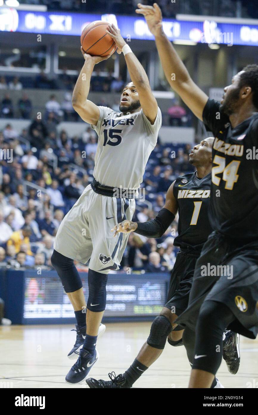 Xavier's Myles Davis (15) shoots against Xavier's Jalen Reynolds (1 ...