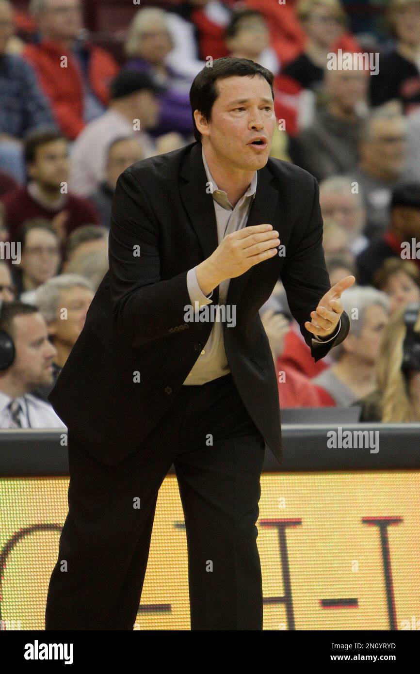 Ohio State head coach Kevin McGuff instructs his team against ...