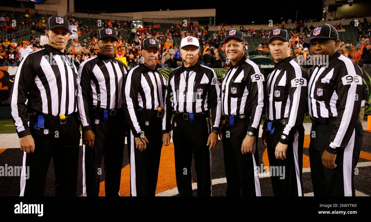 From left, line judge Kevin Codey (16), field judge Boris Cheek (41 ...