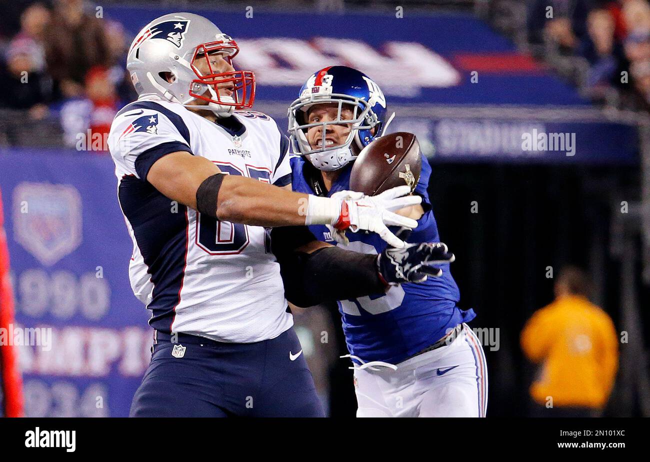 New York Giants defensive back Craig Dahl (43) breaks up a pass to New ...