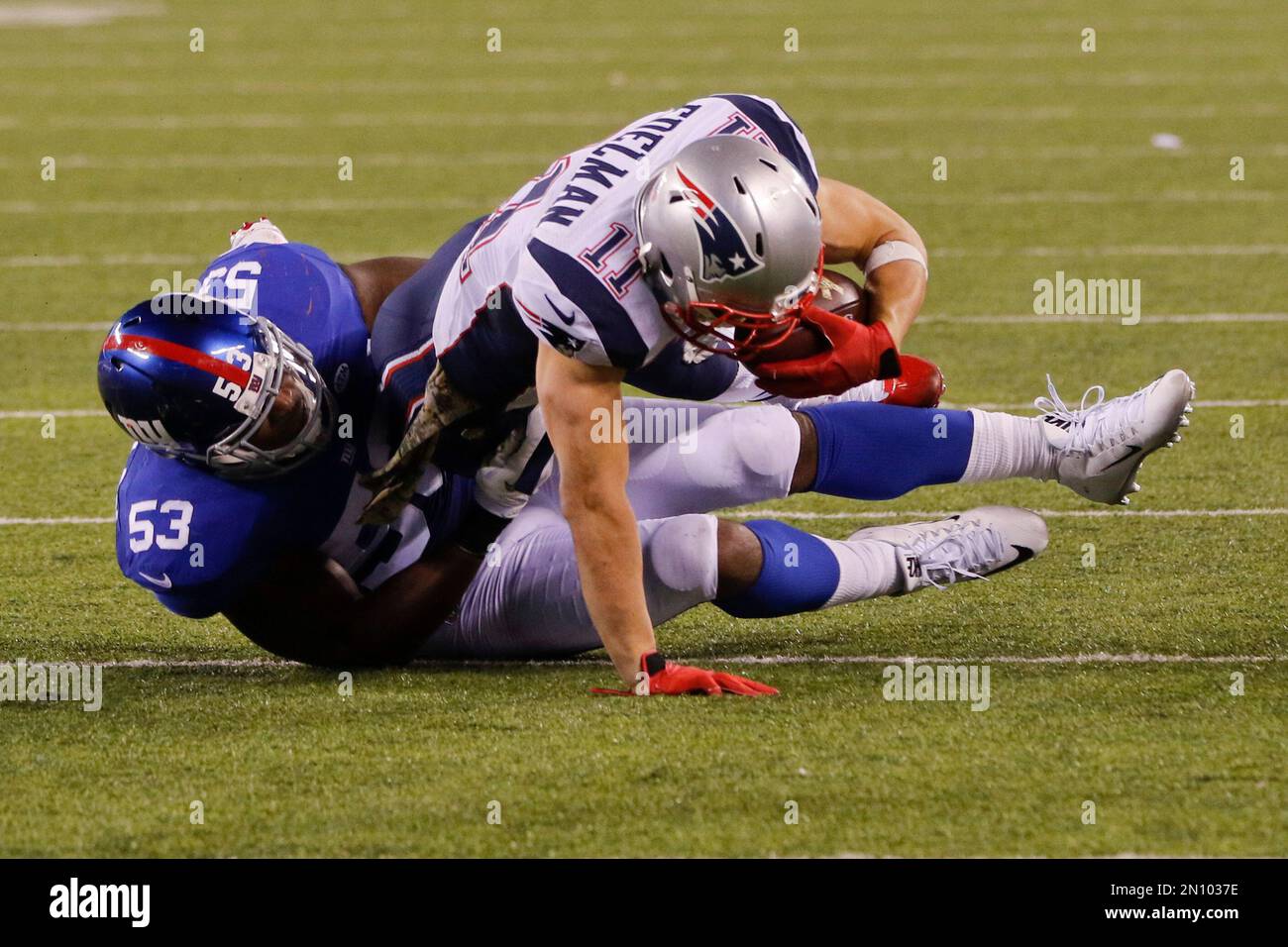 New York Giants' Jasper Brinkley (53) tackles New England Patriots ...