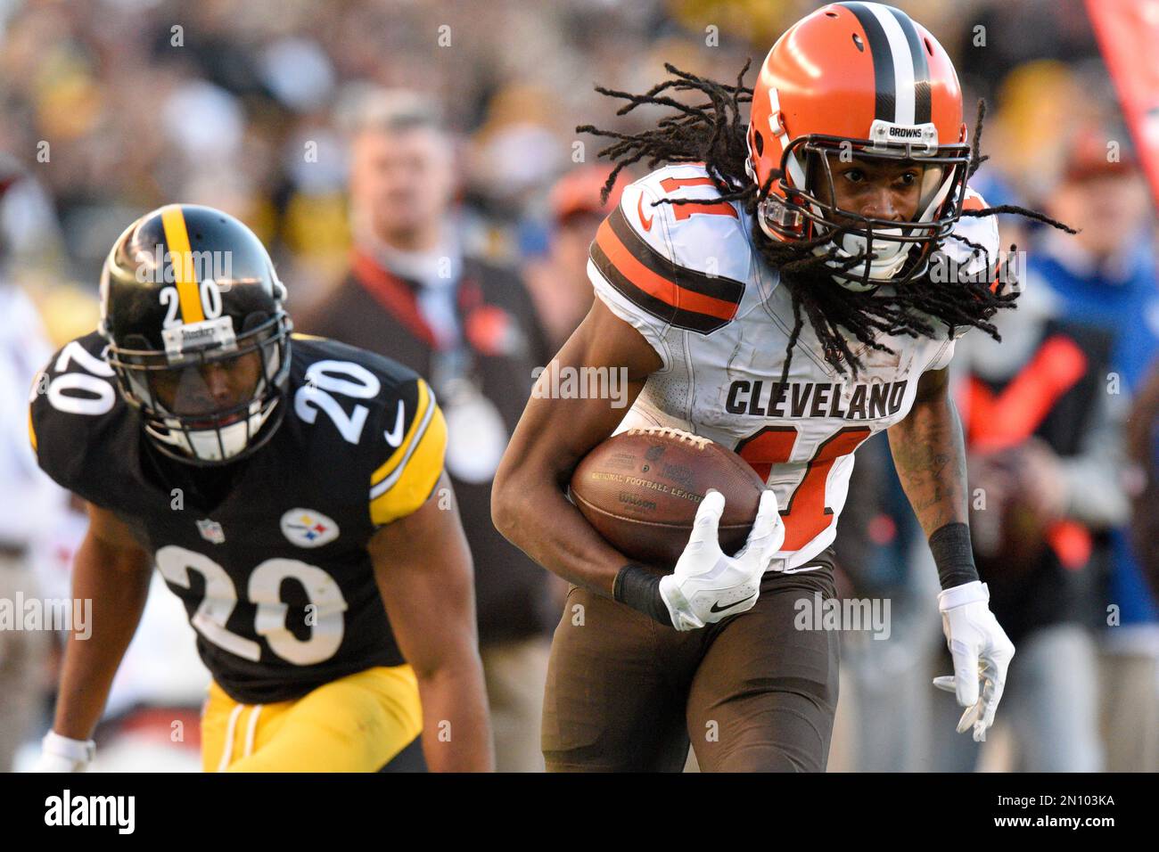 Cleveland Browns wide receiver Travis Benjamin (11) jukes past ...