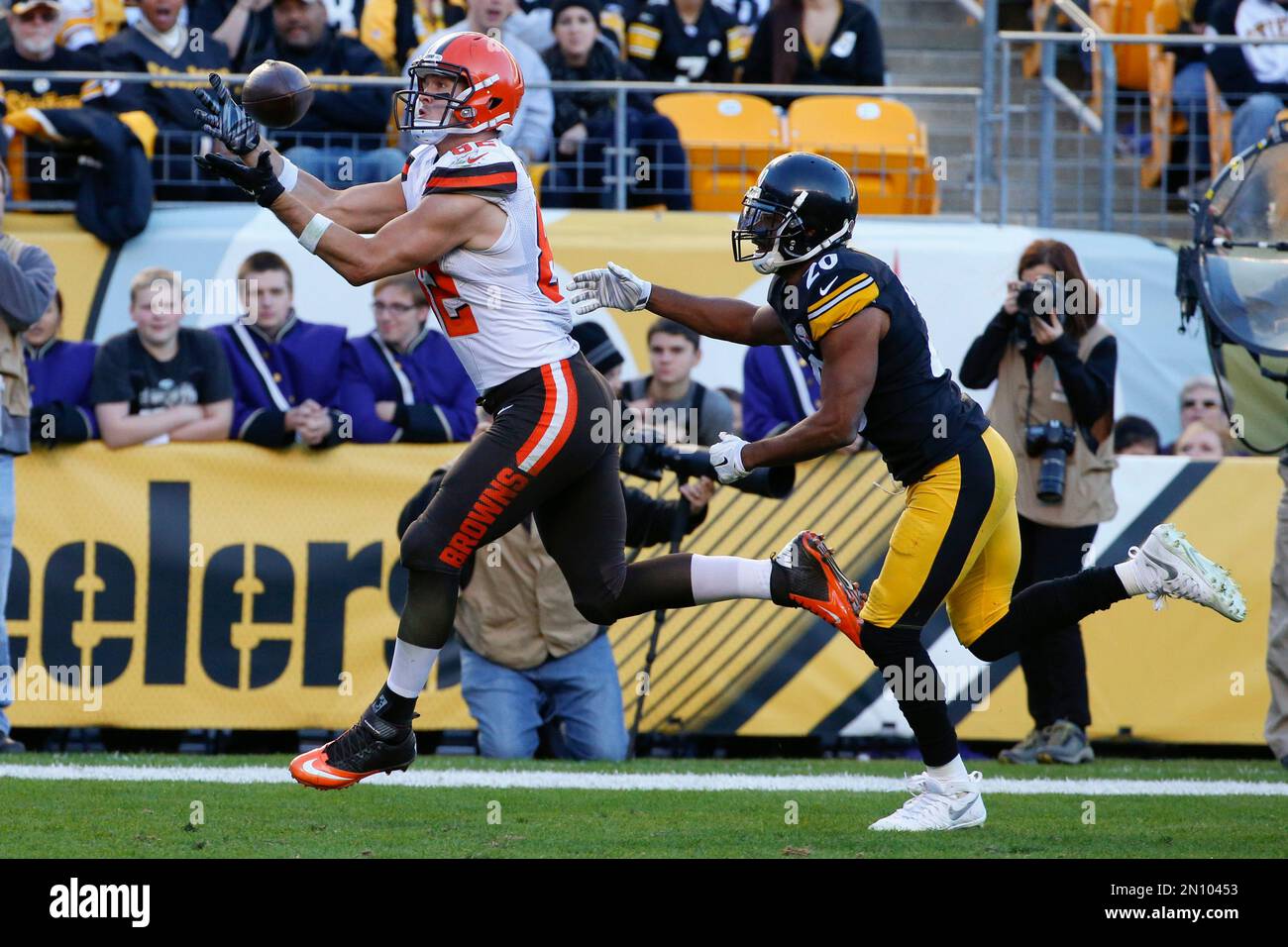 Cleveland Browns tight end Gary Barnidge (82) makes a touchdown catch ...