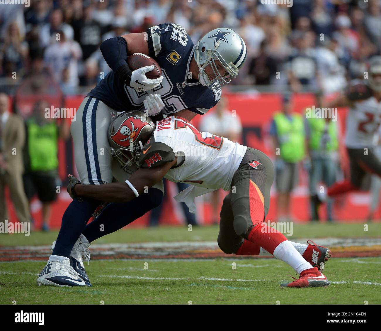 Tampa Bay Buccaneers cornerback Alterraun Verner (21) stops Dallas ...