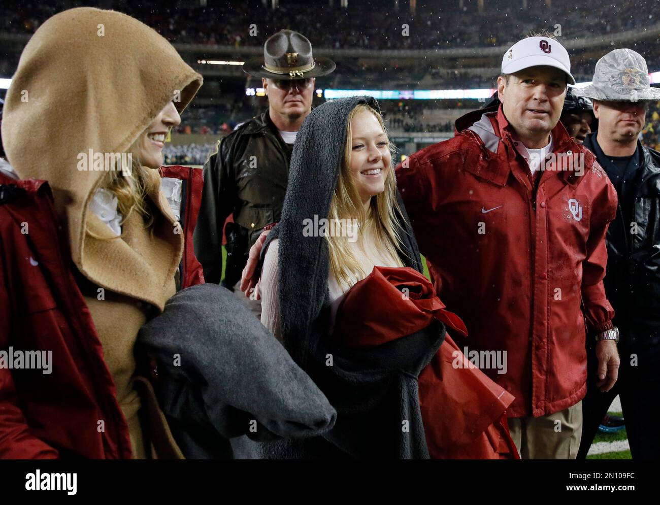 Oklahoma head coach Bob Stoops, right, walks off the field with his ...