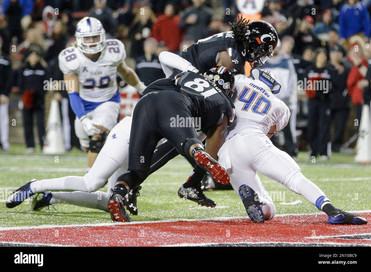 Cincinnati running back Mike Boone (5) scores a touchdown run against ...