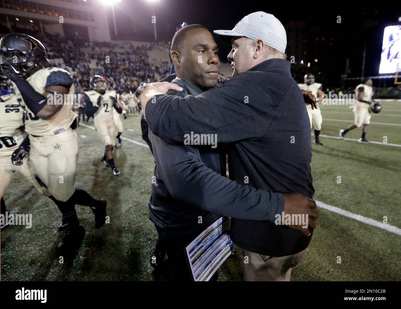 Vanderbilt head coach Derek Mason, left, meets with Kentucky head coach ...