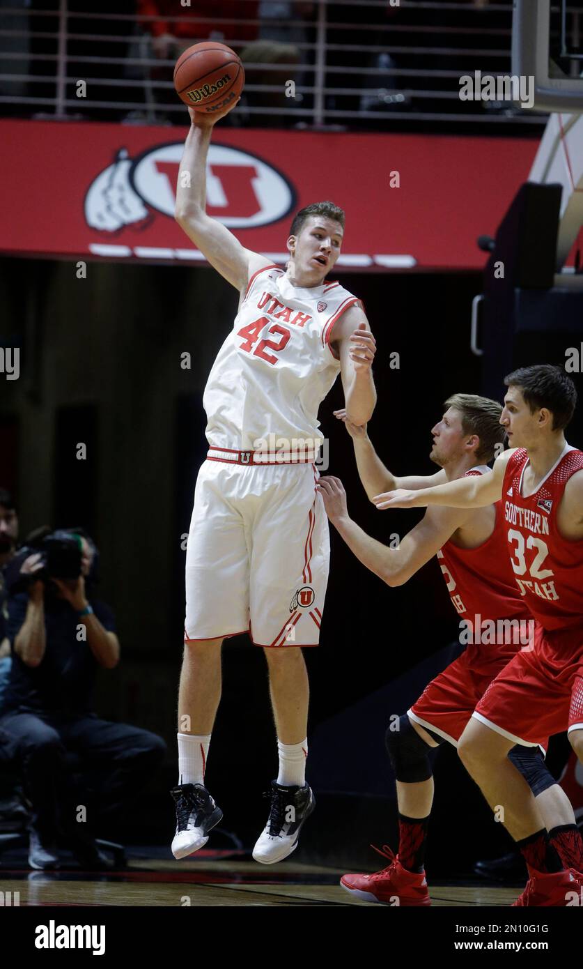 Utah forward Jakob Poeltl (42) catches a pass as Southern Utah's A.J ...