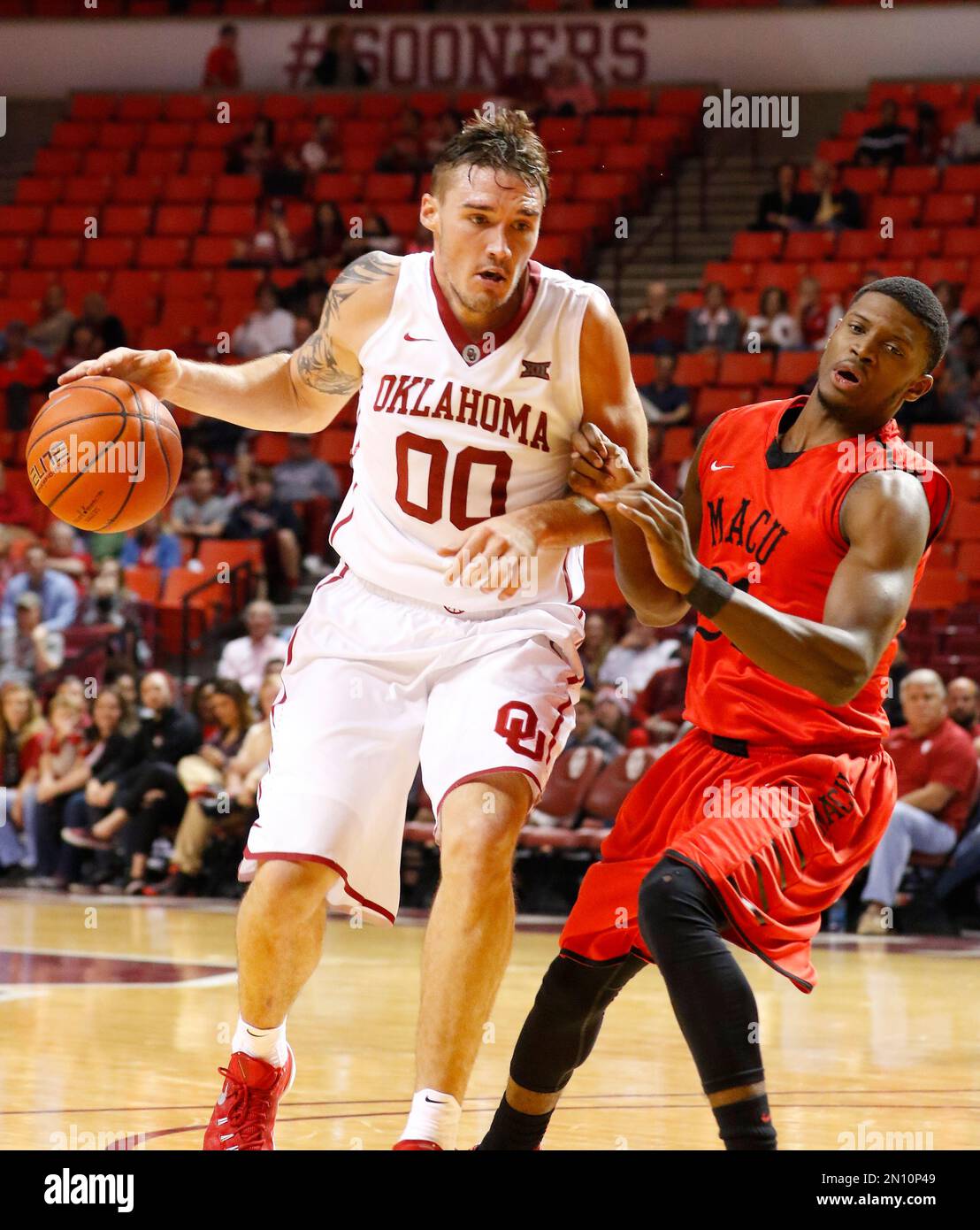 Oklahoma forward Ryan Spangler, left, drives to the basket around Mid ...