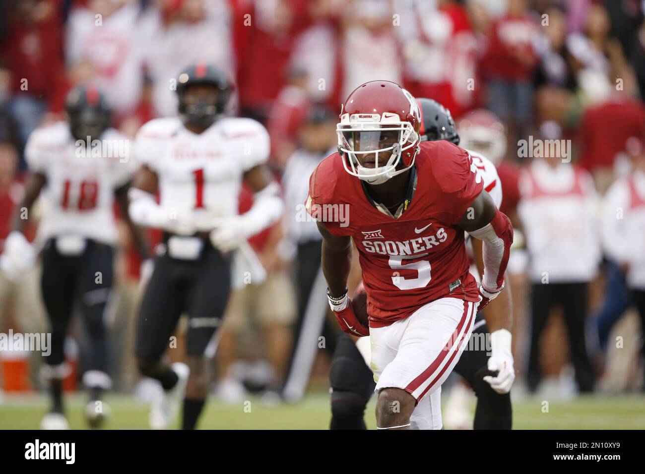 Oklahoma wide receiver Durron Neal (5) scores during an NCAA college ...