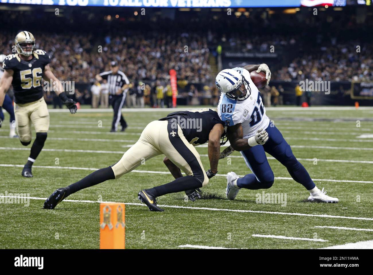 Tennessee Titans tight end Delanie Walker (82) carries against New ...