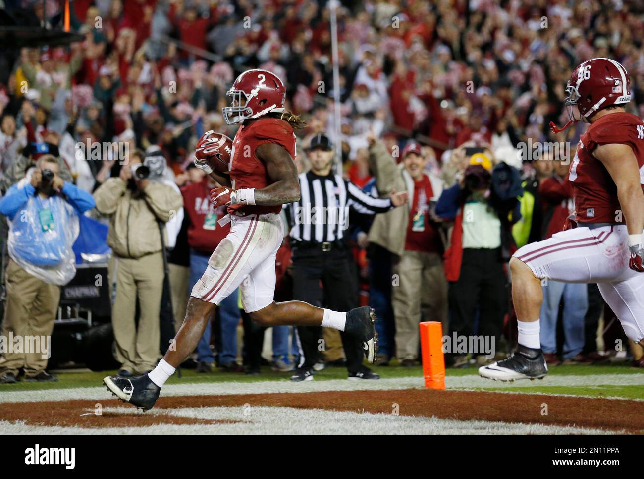 Alabama running back Derrick Henry (2) runs into the end zone for a ...