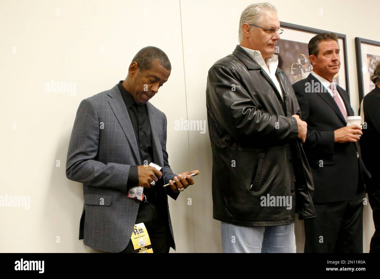 Former Pittsburgh, and NFL Hall of fame running back Tony Dorsett, left ...